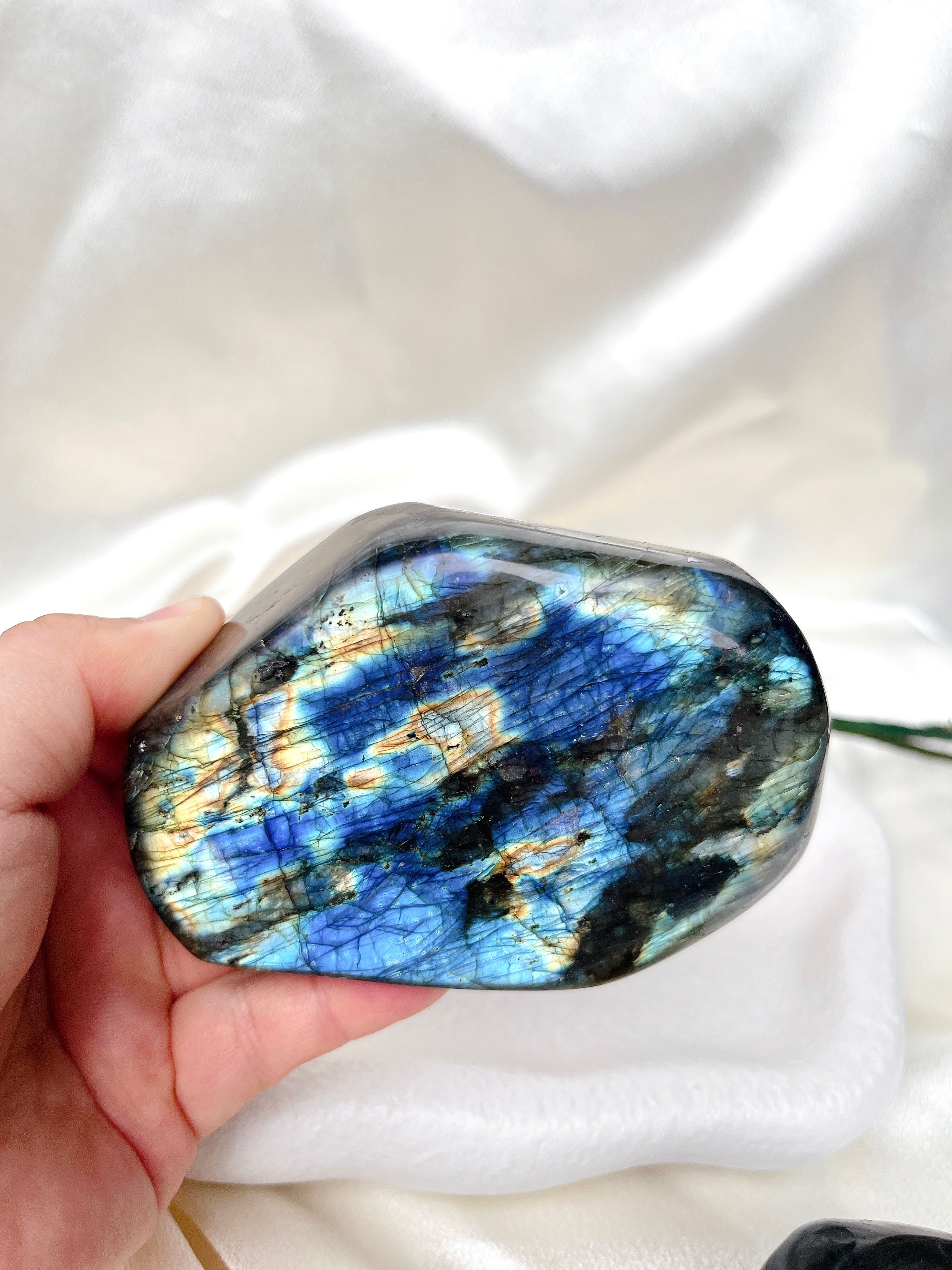 Flashy Labradorite Freeform- Large 01 – Artemis' Stone